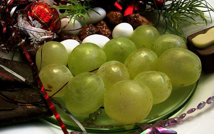 Por qué comemos 12 uvas para la suerte en nochevieja: origen y ...